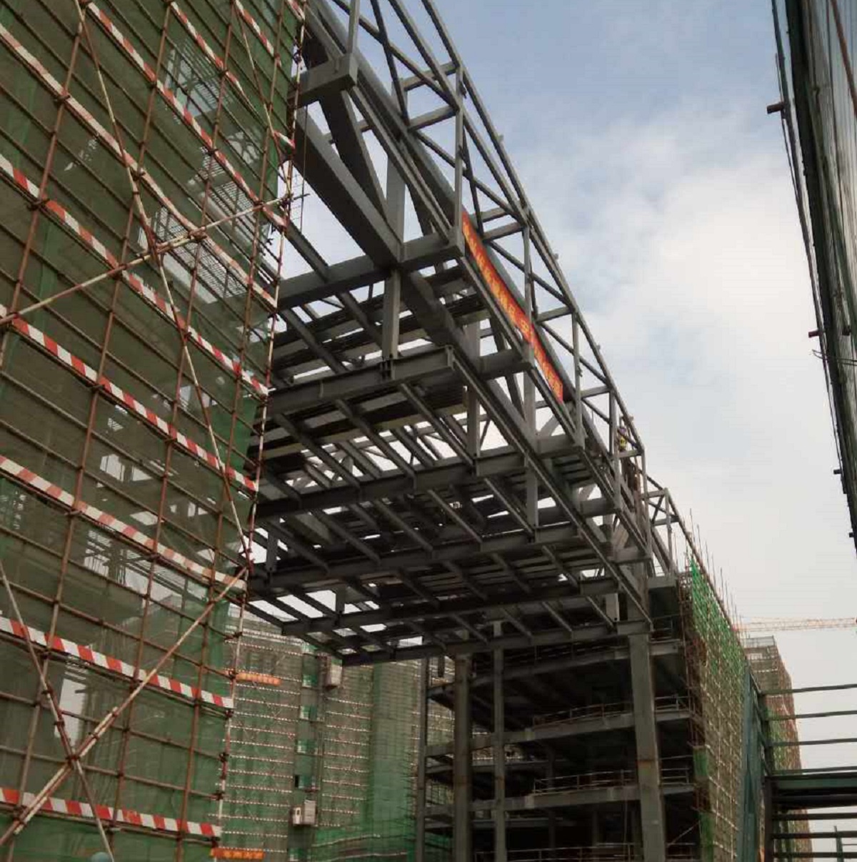 The North Campus integral hoisting of the long-span steel truss ...